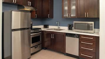 Suite, 1 quarto, não fumadores (Mobility/Hearing Accessible, Tub) | Cozinha privada | Um frigorífico/congelador grande, um micro-ondas, uma placa de cozinha