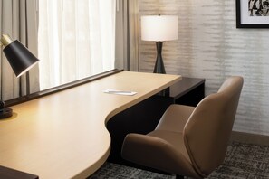 Escrivaninha, espaço de trabalho para notebook, cortinas blackout