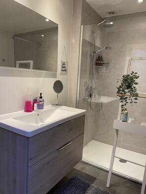 Suite de Luxo, 1 quarto | Casa de banho | Artigos de higiene pessoal grátis, um secador de cabelo 