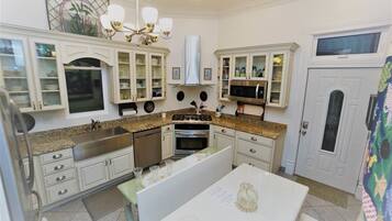 Quarto, 1 cama queen-size (Room 6, Washington House) | Cozinha privada | Um frigorífico/congelador grande, um micro-ondas, um forno