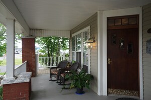 Quarto de Luxo, 1 cama king-size, acessível (Covered Front Porch w Rocking Chairs ) | Varanda