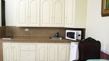 Quarto executivo, 1 cama Queen | Cozinha americana privada | Geladeira, micro-ondas