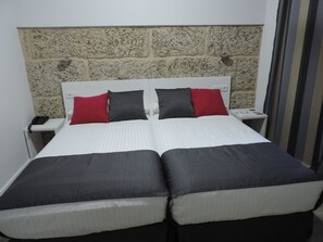 Quarto casal econômico | Escrivaninha, cortinas blackout, berços grátis