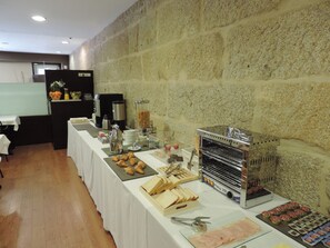 Pequeno-almoço tipo buffet diário mediante uma taxa 