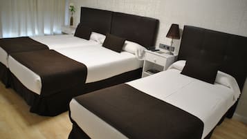 Quarto Duplo ou Twin (with extra bed) | Secretária, cortinas/cortinados opacos