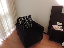Quarto solteiro | Escrivaninha, cortinas blackout, berços grátis