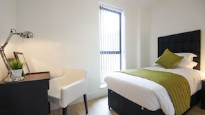 Apartamento Superior, 2 quartos | Cofre no quarto, secretária, ferro/tábua de engomar, Wi-fi grátis 