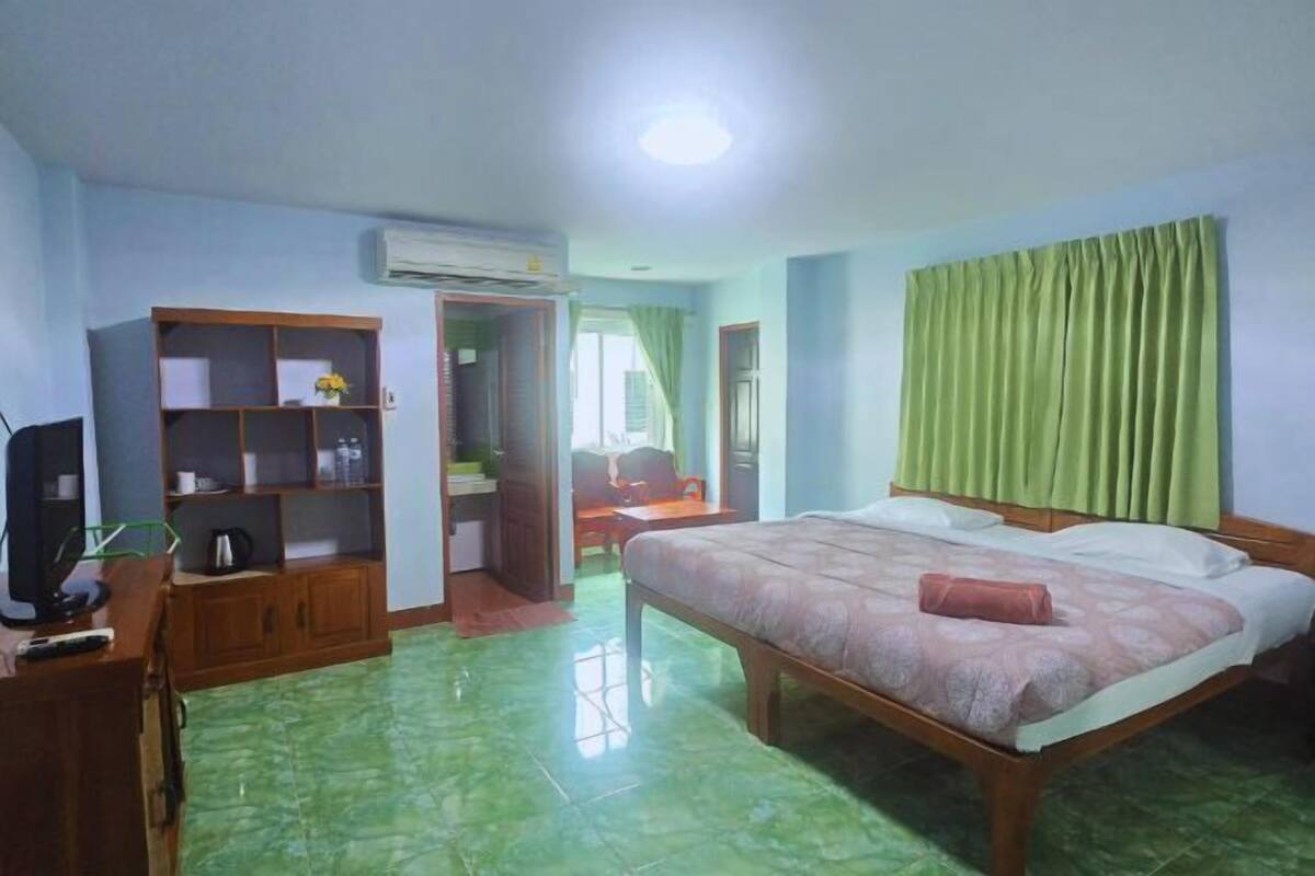 Cofre no quarto, cortinas/cortinados opacos, ferro/tábua de engomar