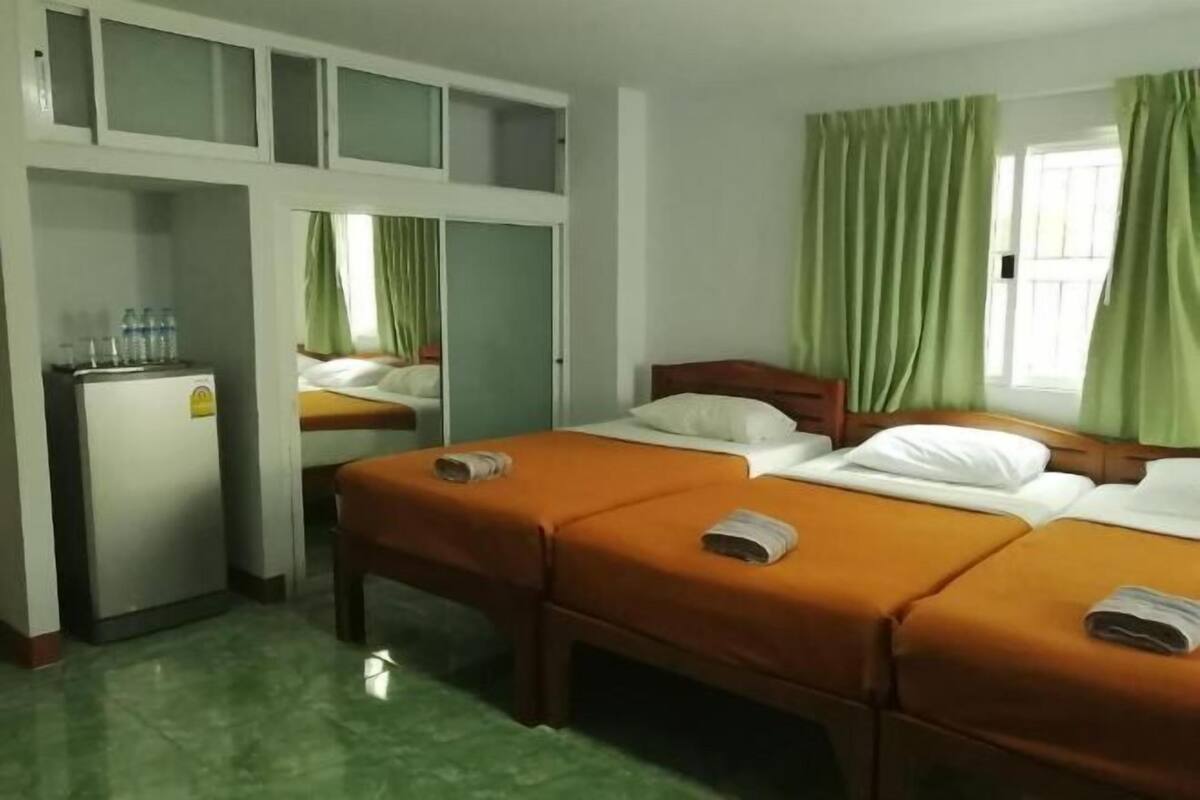 Cofre no quarto, cortinas/cortinados opacos, ferro/tábua de engomar