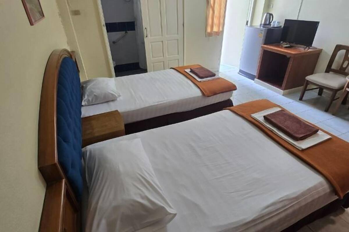 Cofre no quarto, cortinas/cortinados opacos, ferro/tábua de engomar