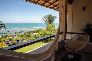 Quarto Deluxe, varanda, vista para o mar | Roupa de alta qualidade, camas de colchão pillowtop, minibar