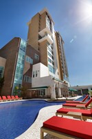 Piscina exterior, guarda-sóis, espreguiçadeiras 