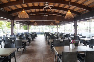 2 restaurantes, café da manhã, culinária internacional