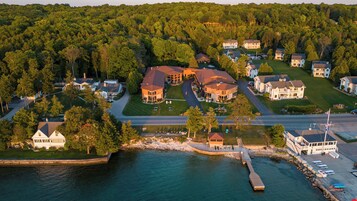 Fachada do alojamento (tarde/noite)