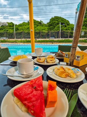 Café da manhã com buffet grátis todos os dias
