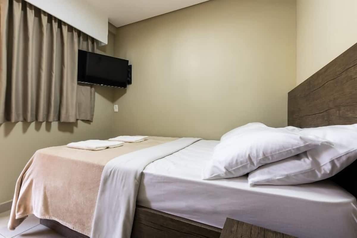 Frigobar, cortinas blackout, quartos à prova de som