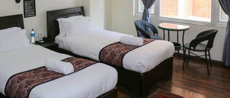 Quarto casal ou duplo superior, 1 cama King | Cofres nos quartos, escrivaninha, espaço de trabalho para notebook