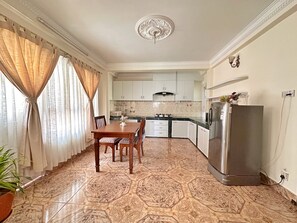 Suíte estúdio superior, 1 quarto, cozinha, vista para o pátio | Cozinha privada | Refrigerador em uma área comum