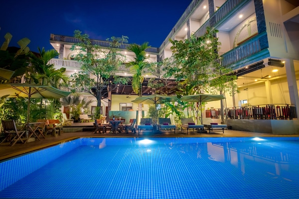 Piscina exterior, espreguiçadeiras