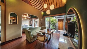 Interior moderno com teto de madeira, área de refeições e vista para o exterior.