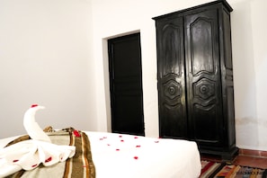 Quarto Standard, vista para o pátio | Roupa de alta qualidade, camas de colchão pillowtop 
