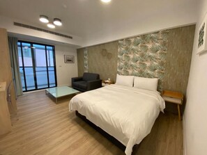 Quarto casal superior | Roupas de cama premium, edredons de pluma, escrivaninha