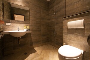 Quarto Quádruplo (Turn Right ) | Casa de banho | Um polibã, artigos de higiene pessoal grátis, um secador de cabelo 