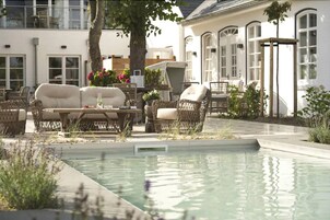 Piscina interna, espreguiçadeiras