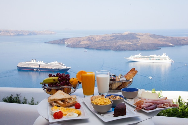 Pequenos-almoços, almoços, jantares servidos, com vista para o oceano