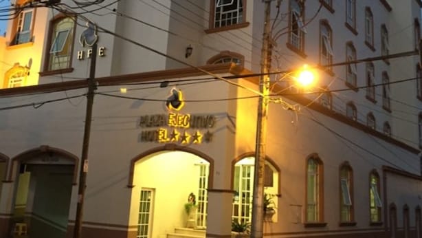 Um hotel com uma placa indicando