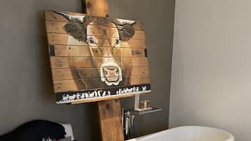 Quarto Duplo, no edifício anexo | Casa de banho | Um chuveiro fixo, produtos de higiene exclusivos, um secador de cabelo