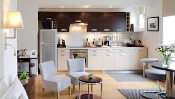 Suite | Cozinha privada | Um frigorífico, um micro-ondas, um forno, uma placa de cozinha