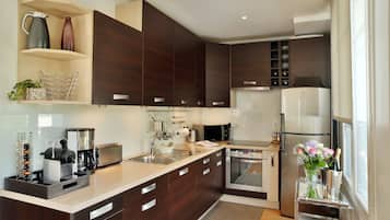 Apartamento Deluxe, 2 quartos, Vista para a cidade | Cozinha privada | Um frigorífico, um micro-ondas, um forno, uma placa de cozinha