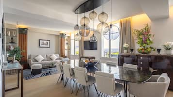 Apartamento família | Área de estar | TV de tela plana 40 polegadas com canais a cabo, TV, Netflix