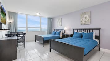 Quarto Deluxe, vista para o oceano | Roupa de alta qualidade, secretária