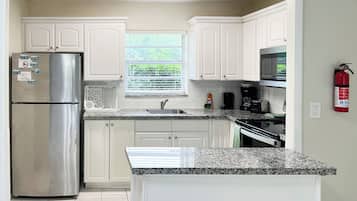 Apartamento Clássico, 2 quartos | Cozinha privada | Um frigorífico, um micro-ondas, uma cafeteira/bule