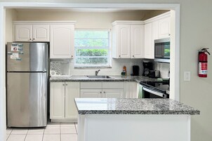 Apartamento clássico, 2 quartos | Cozinha privada | Geladeira, micro-ondas, cafeteira/chaleira, chaleira elétrica