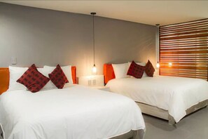 Quarto Duplo Deluxe, varanda | Lençóis de algodão egípcio, roupa de alta qualidade, edredões de penas 