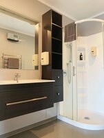Apartamento Familiar, 1 quarto | Casa de banho | Artigos de higiene pessoal grátis, um secador de cabelo 