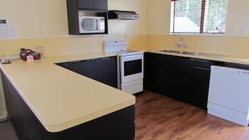 Apartamento, 3 quartos | Cozinha privada | Um micro-ondas, uma cafeteira/bule, uma chaleira elétrica