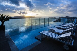 Piscina exterior, guarda-sóis, espreguiçadeiras 