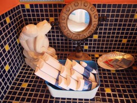 Artigos de higiene pessoal grátis, um secador de cabelo, chinelos 