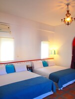 Quarto Quádruplo Familiar, 1 quarto | Secretária, Wi-fi grátis, roupa de cama fornecida 