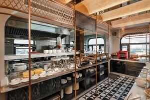 Uma cozinha moderna com eletrodomésticos sofisticados, diversos utensílios e piso xadrez.