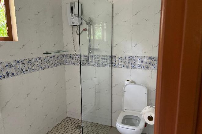 Banheiro | Chuveiro, produtos de toalete grátis, secador de cabelo 