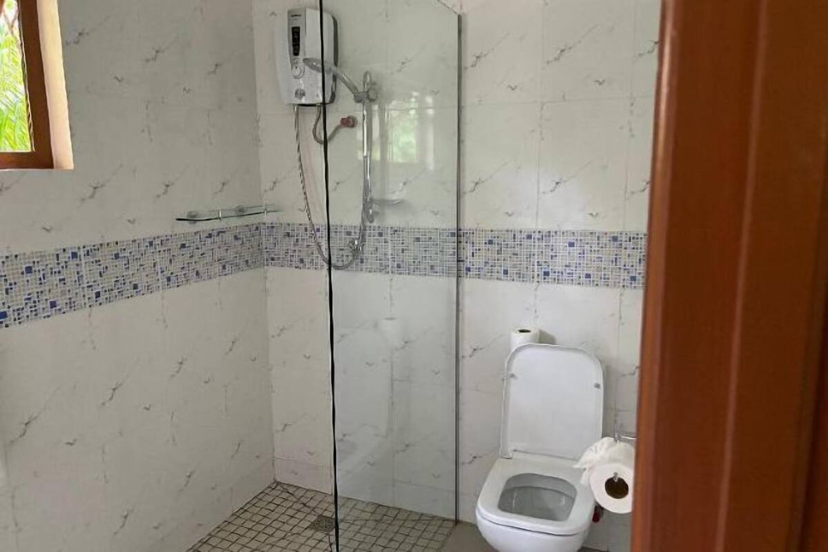 Banheiro | Chuveiro, produtos de toalete grátis, secador de cabelo