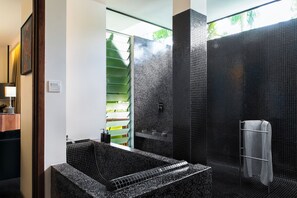 Suite Pool View + Free Minibar | Casa de banho | Produtos de higiene exclusivos, um secador de cabelo, roupões, chinelos 