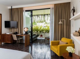 Quarto casal luxo, sacada, vista para a piscina | Vista do quarto