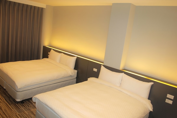 Quarto quádruplo | Escrivaninha, cortinas blackout, quartos à prova de som