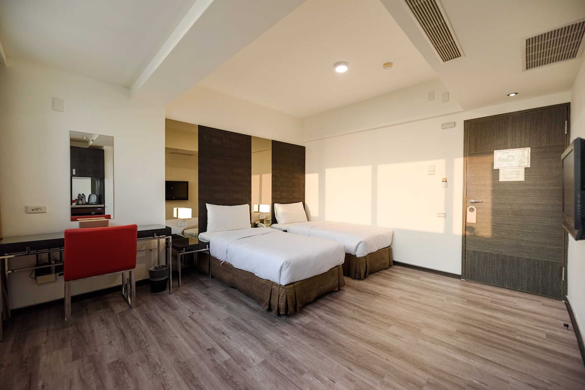 Quarto Twin Básico | Secretária, secretária adequada para computadores portáteis